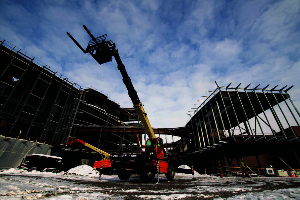 Telehandlers rotate - Metal Construction News