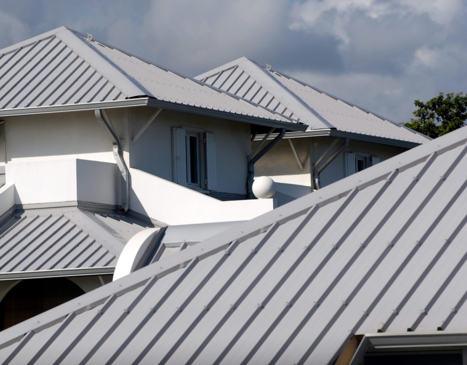 SMP vs. PVDF on Metal Roofing: Which is Superior? - Metal Construction News
